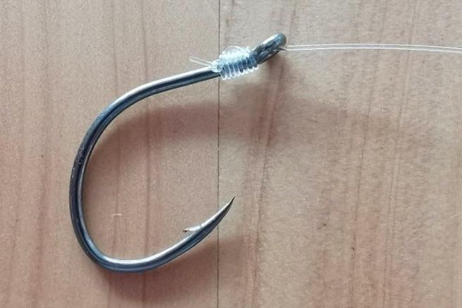 Nouer un hameçon avec le noeud d'hameçon